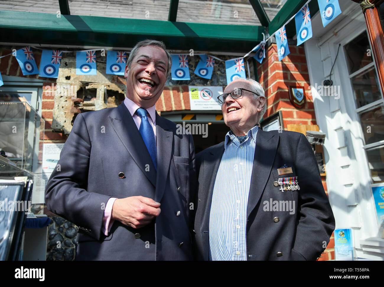 Meets veteran flight lieutenant colin bell hi-res stock photography and ...