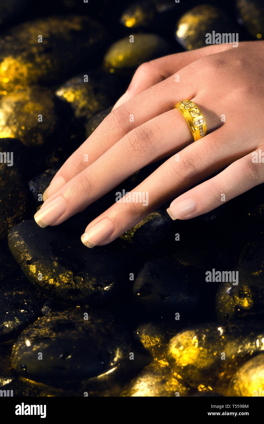 hand wear beautiful golden ring Stock Photo - Alamy