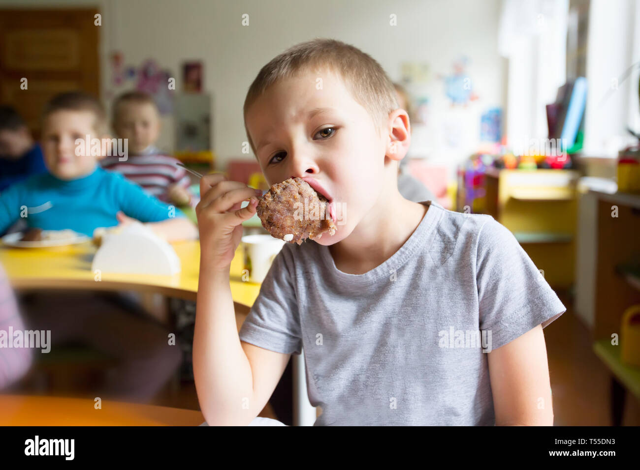 Eating in the kindergarten. Nutrition of the preschooler. The child ...
