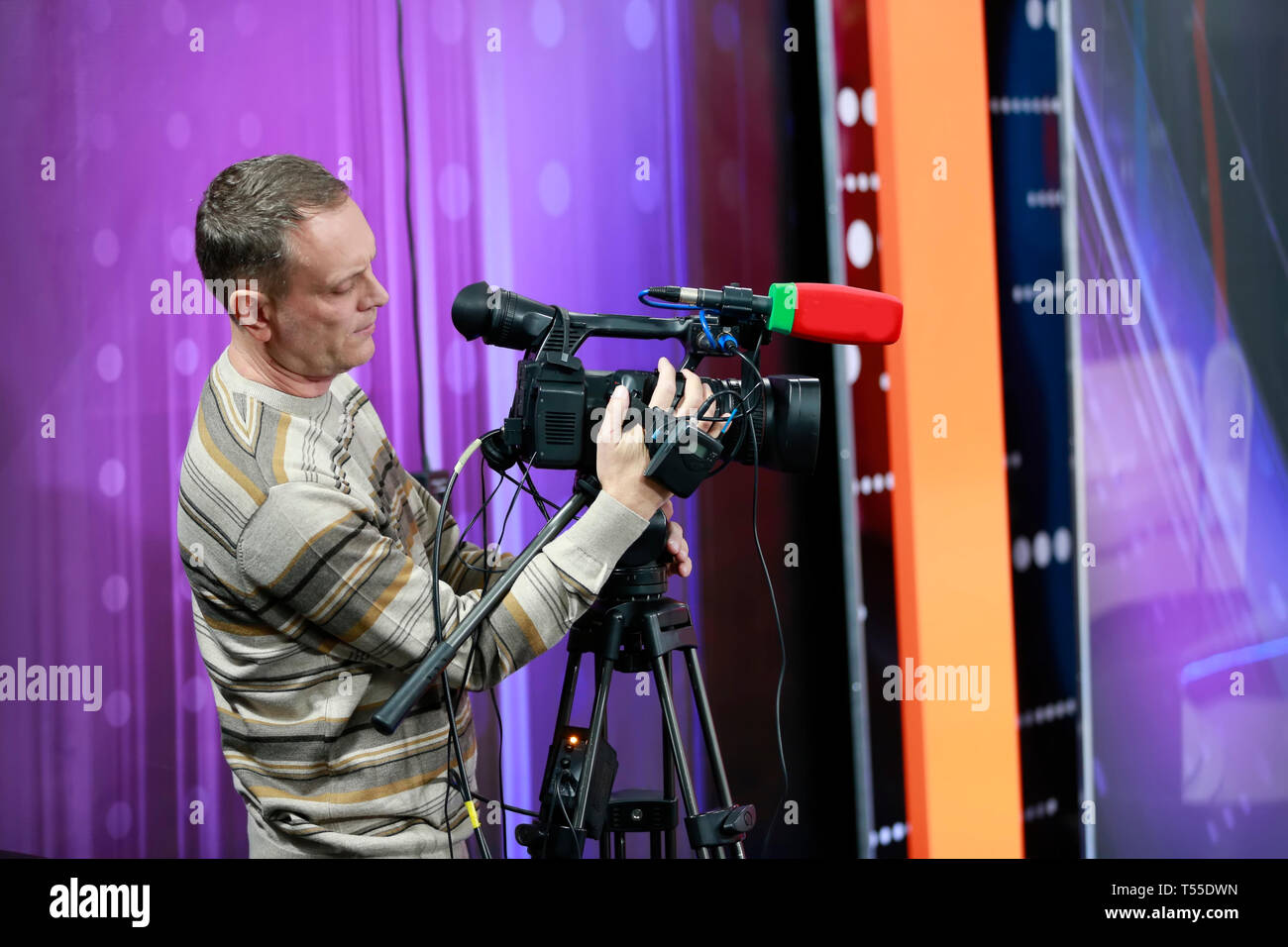 Male cameraman in a television studio. Video Operator Stock Photo - Alamy