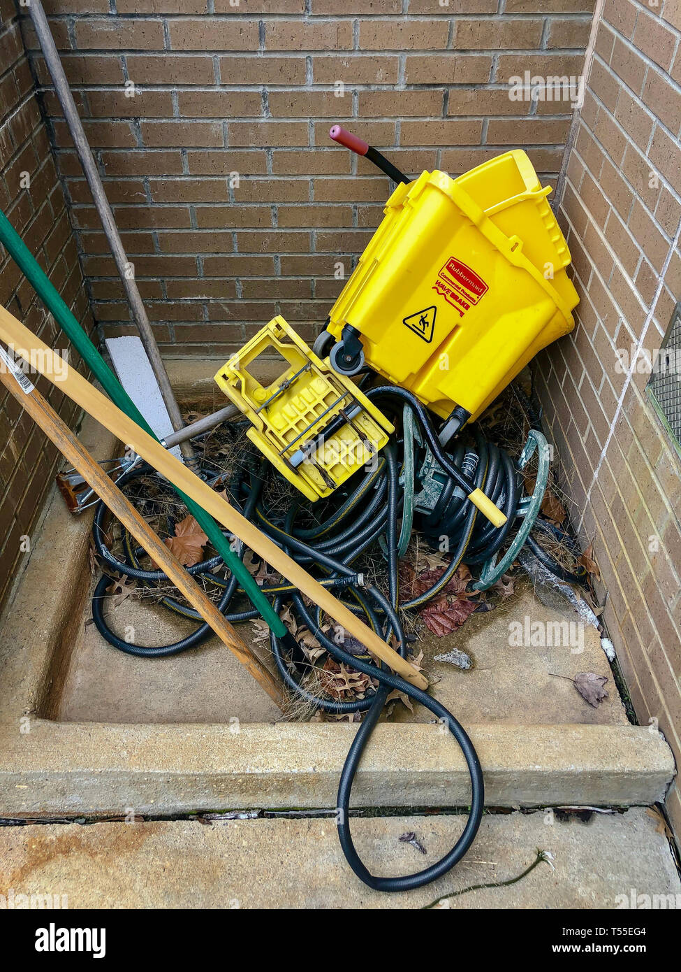 Janitor hispanic woman hi-res stock photography and images - Alamy