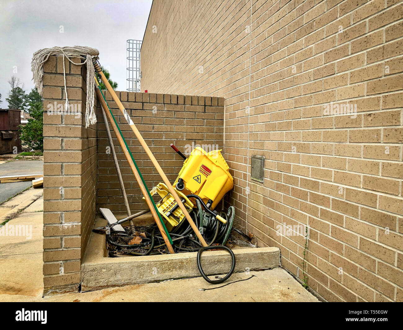 Janitor hispanic woman hi-res stock photography and images - Alamy