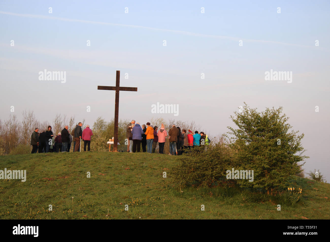 People standing around cross hi-res stock photography and images - Alamy
