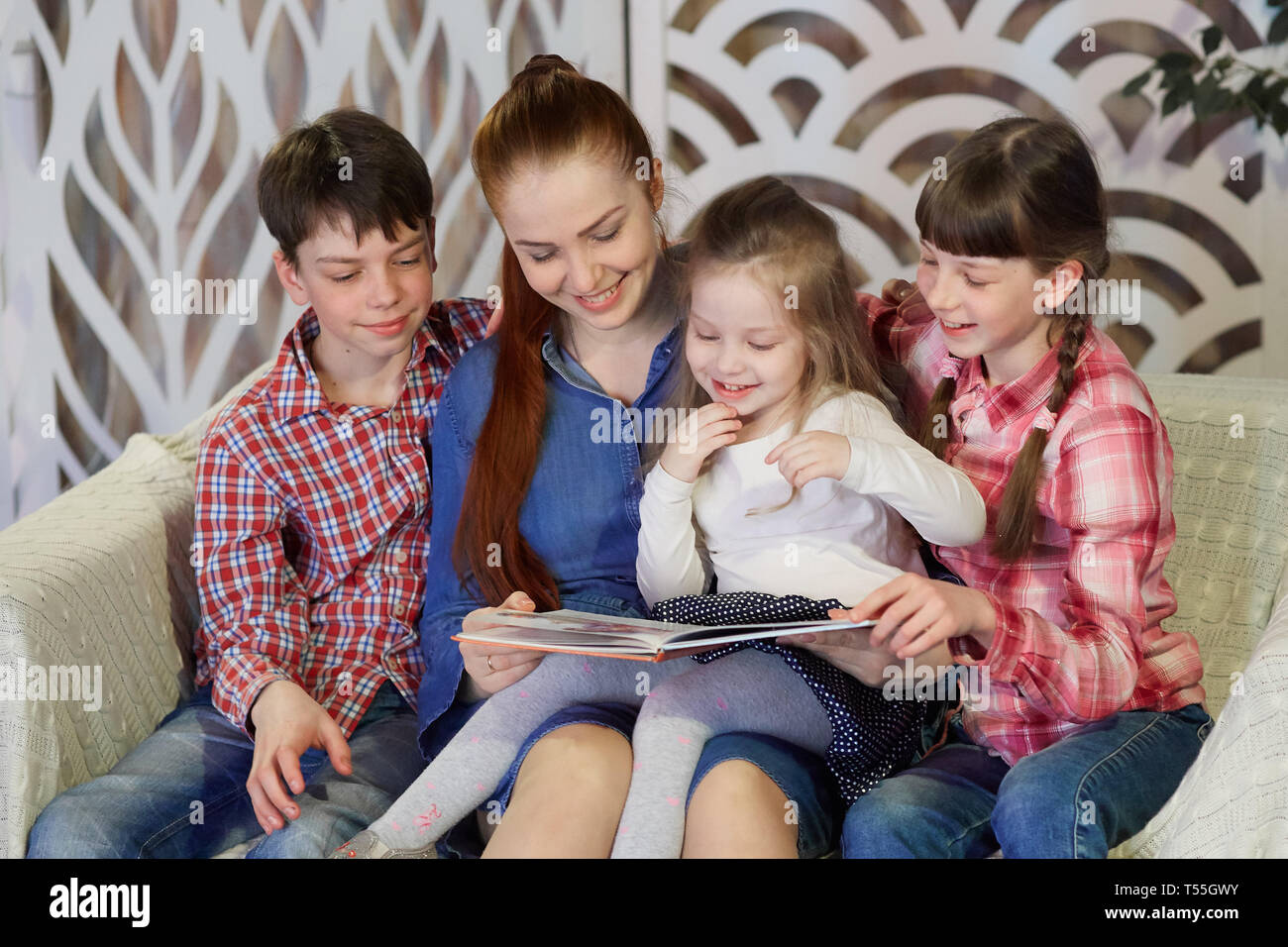 Happy family reading books at home Stock Photo - Alamy
