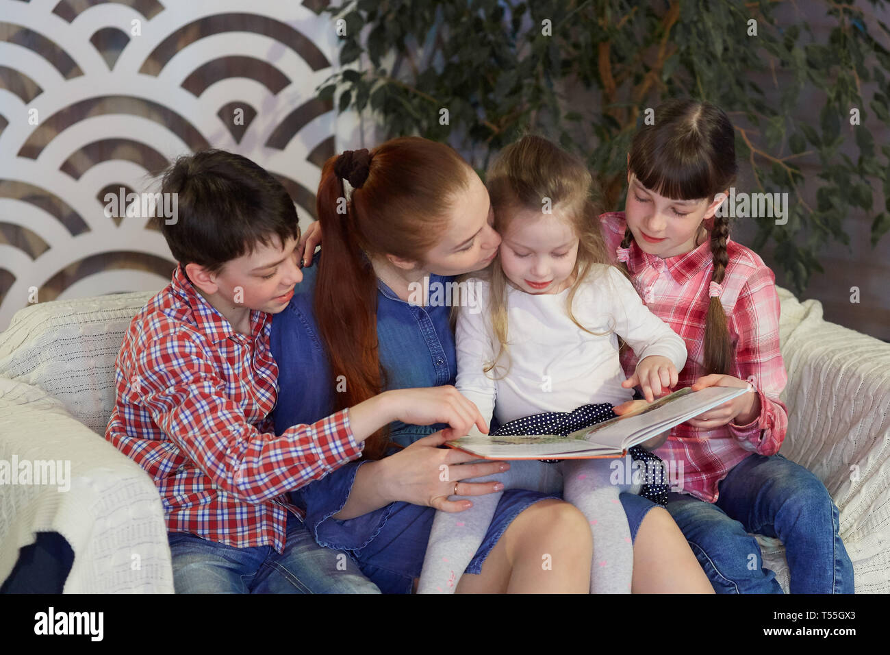 Happy family reading books at home Stock Photo - Alamy