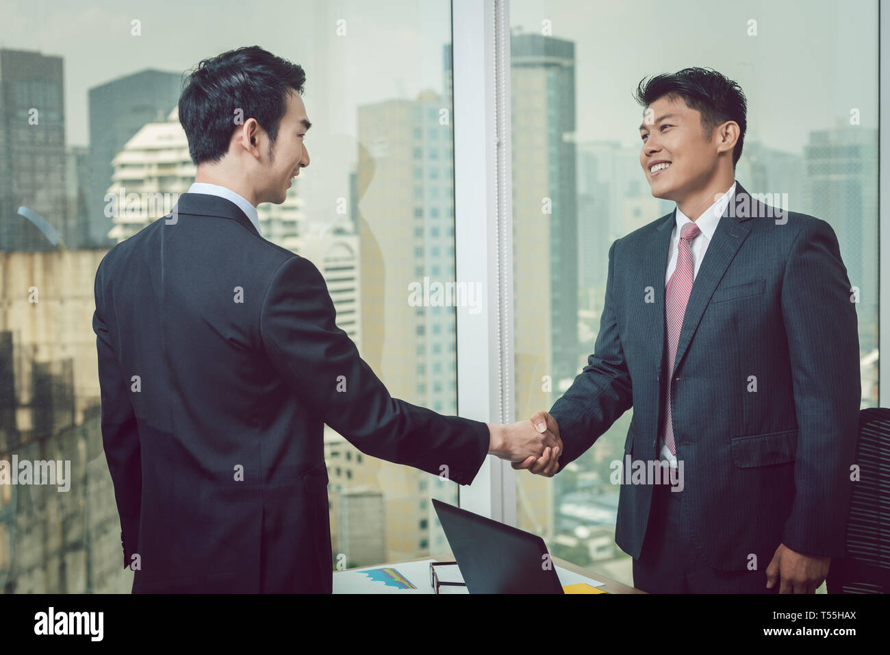 Shaking hand hi-res stock photography and images - Alamy