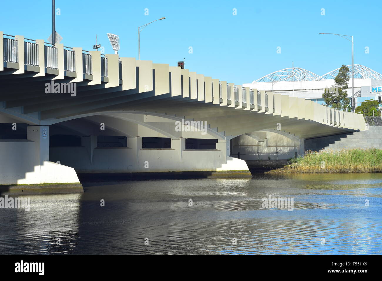 Calm waters of Yarra River in Melbourne flowing under white Swan Street ...