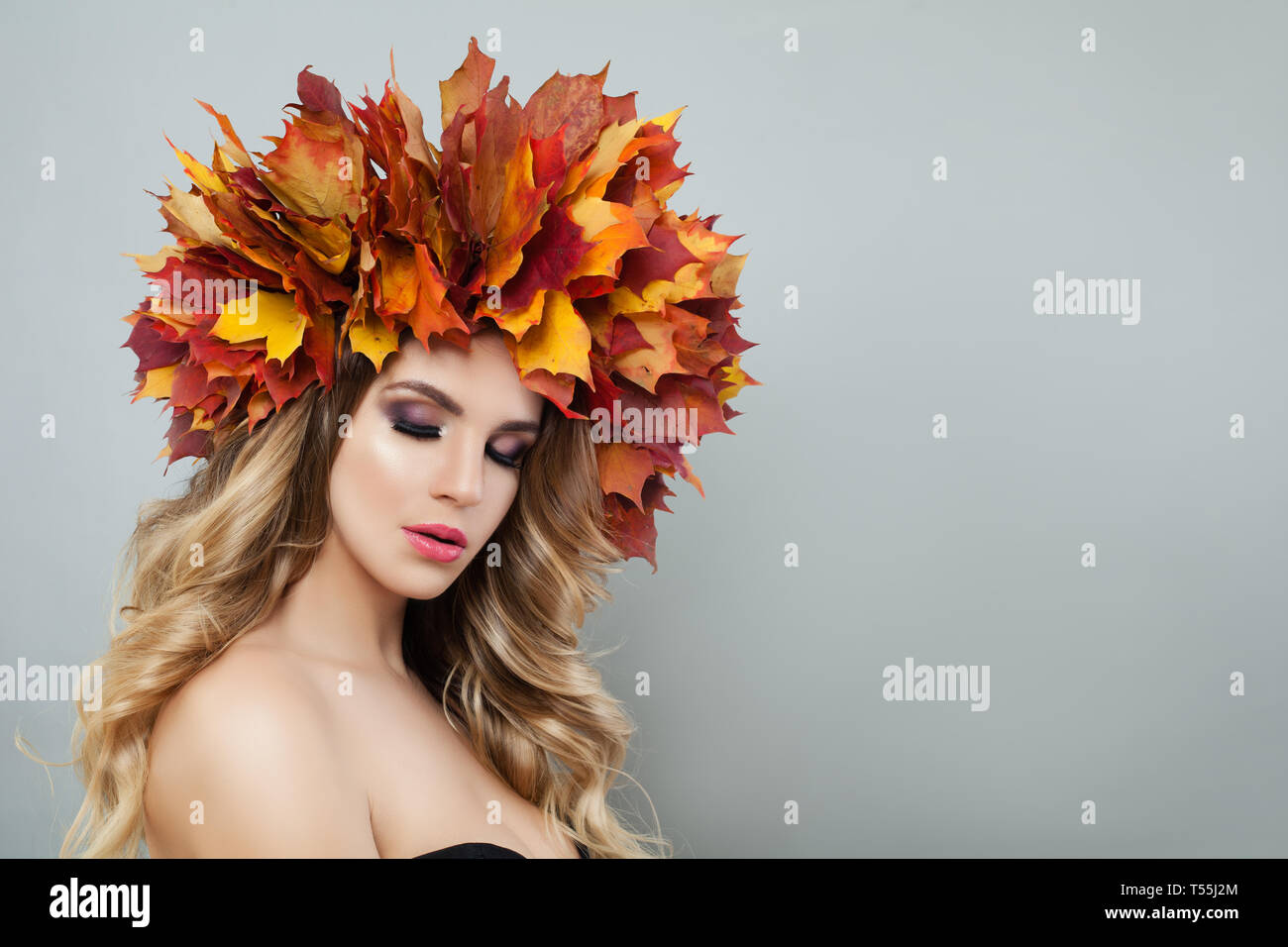 Autumn beauty. Beautiful model in colorful autumn leaves crown Stock ...