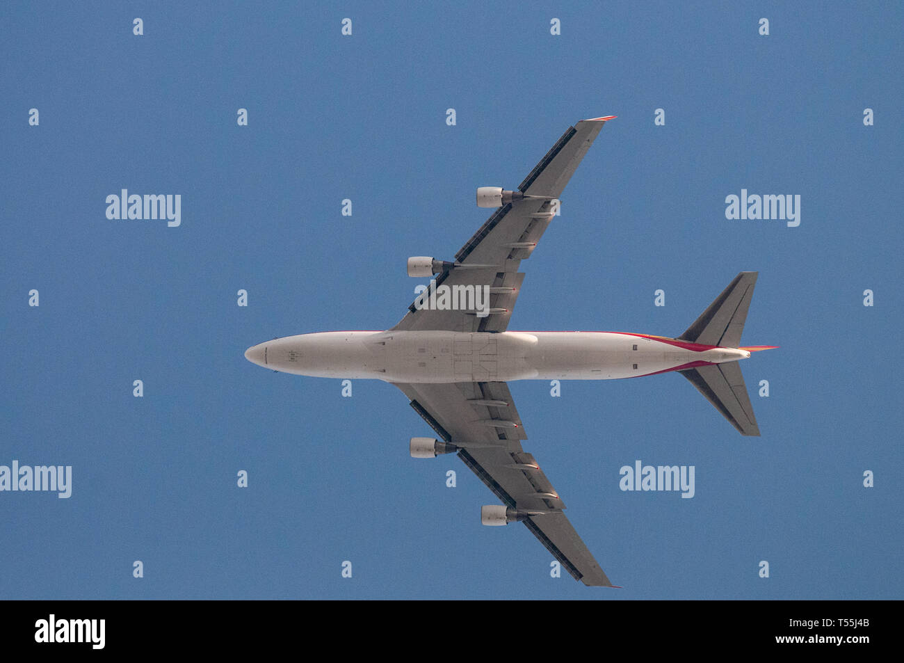 Close-up of a Boeing 747 flying low Stock Photo - Alamy