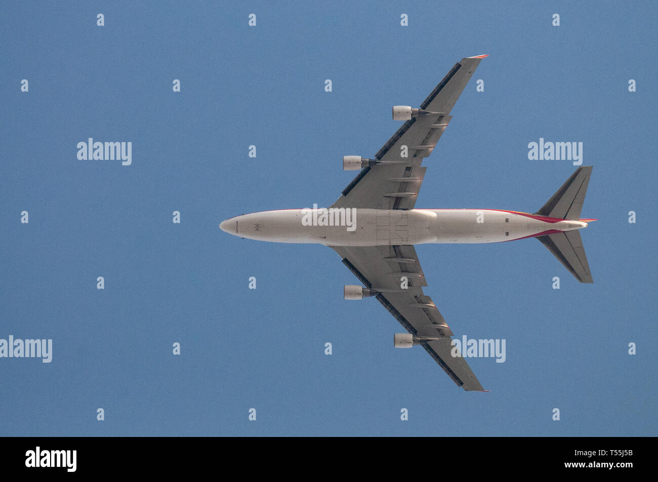 Close-up of a Boeing 747 flying low Stock Photo - Alamy
