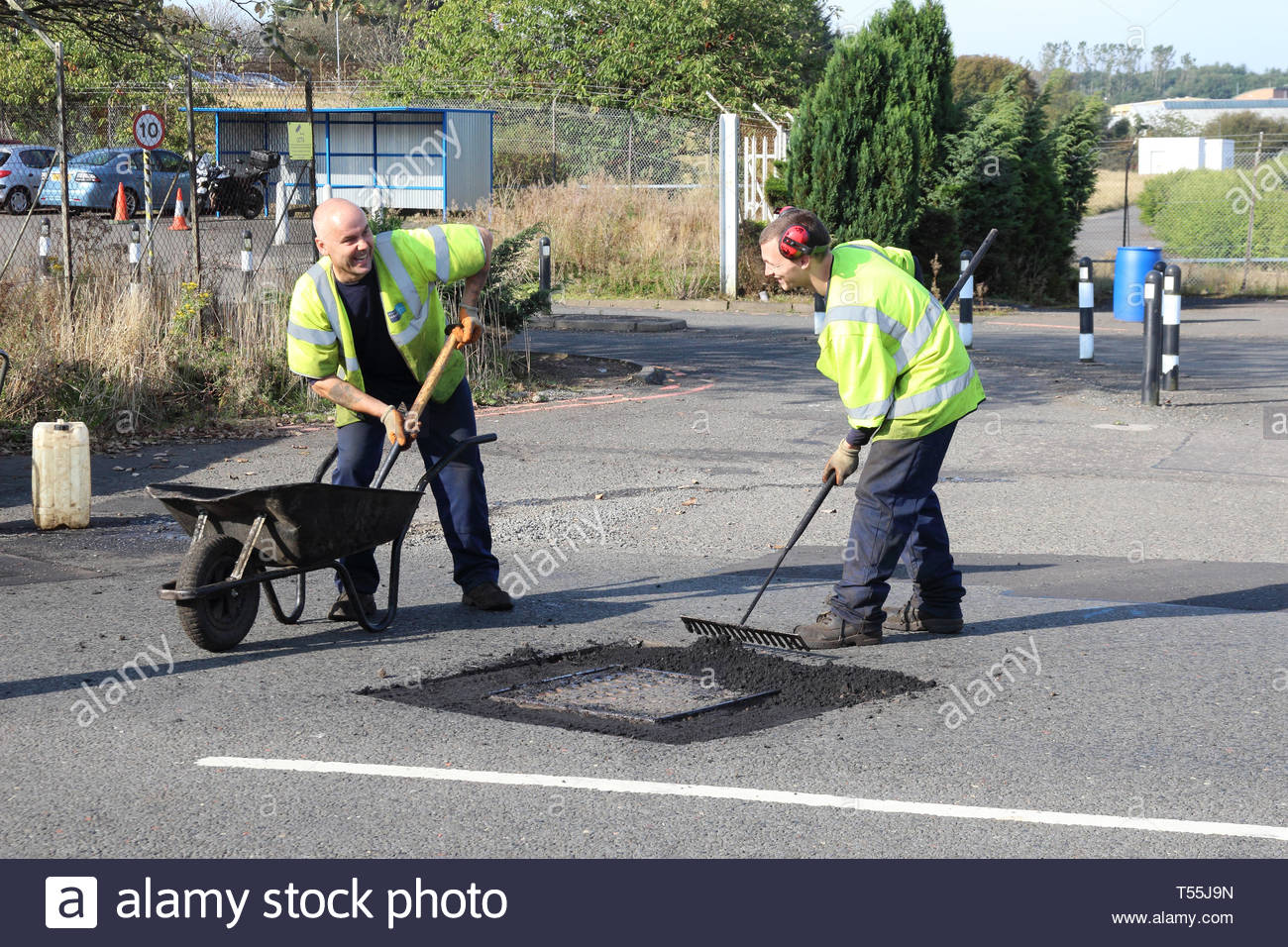 Workmen Men At Work Stock Photos & Workmen Men At Work Stock Images - Alamy