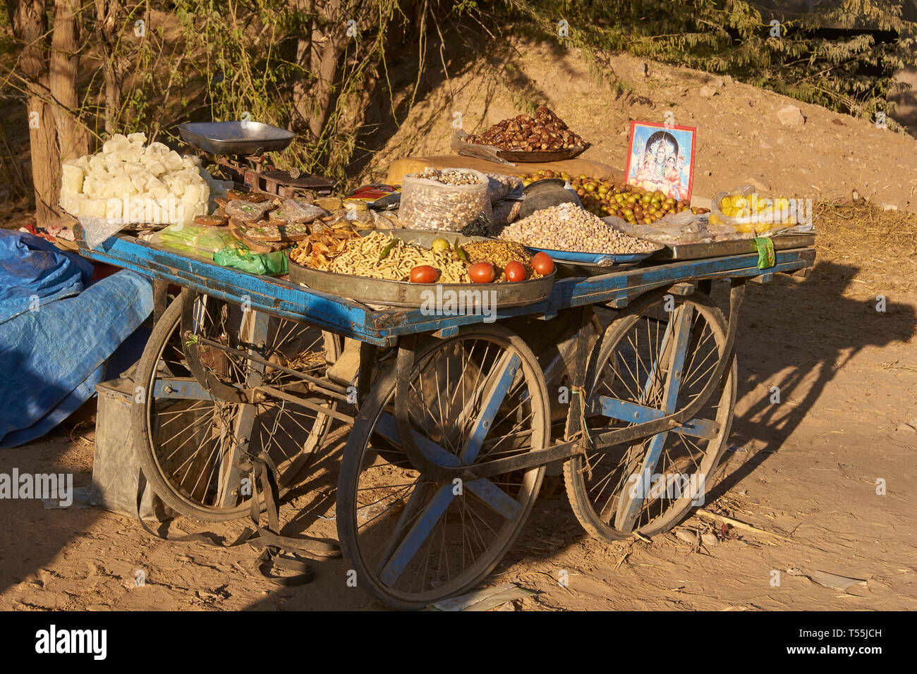 India street food cart hi-res stock photography and images - Alamy