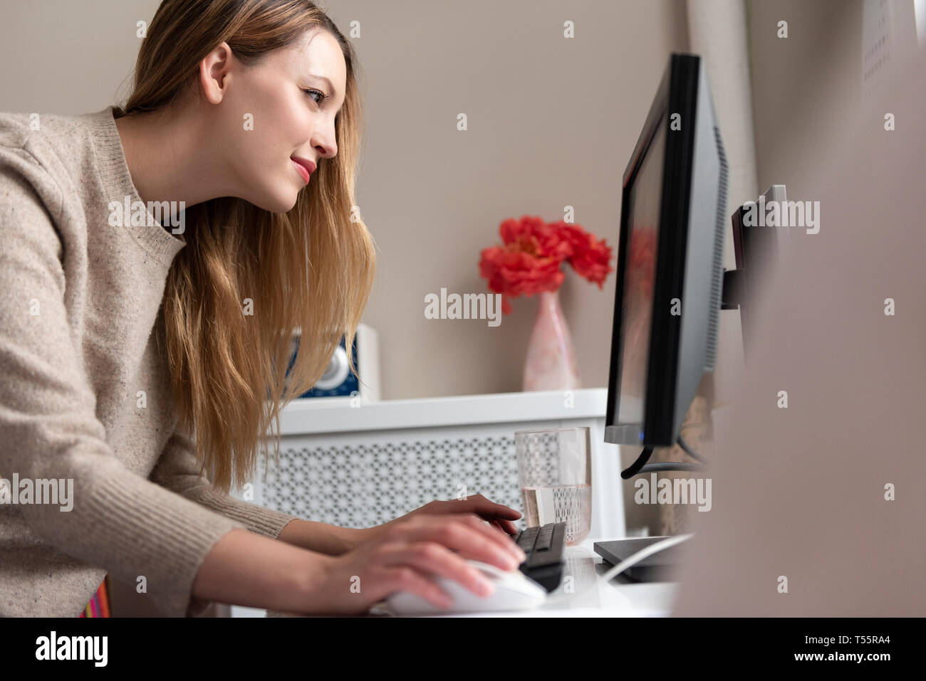 Using desktop pc hi-res stock photography and images - Alamy