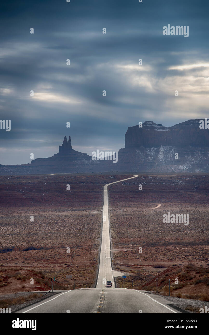 Road through monument valley hi-res stock photography and images - Alamy