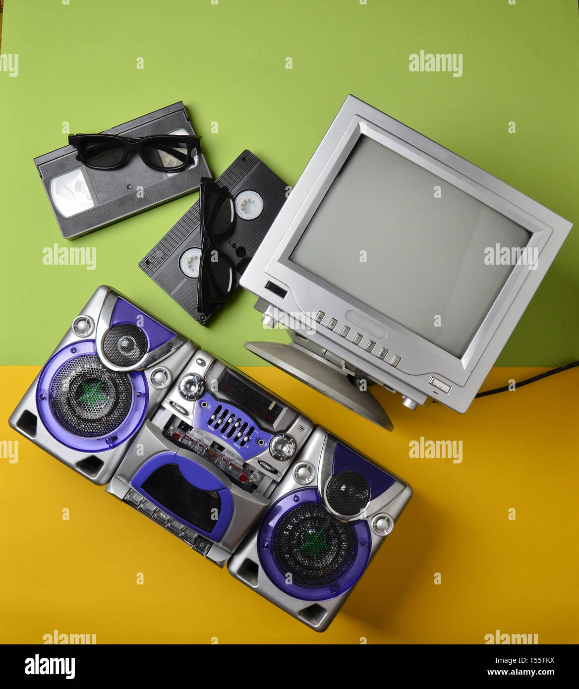 90s tv set with remote hi-res stock photography and images - Alamy