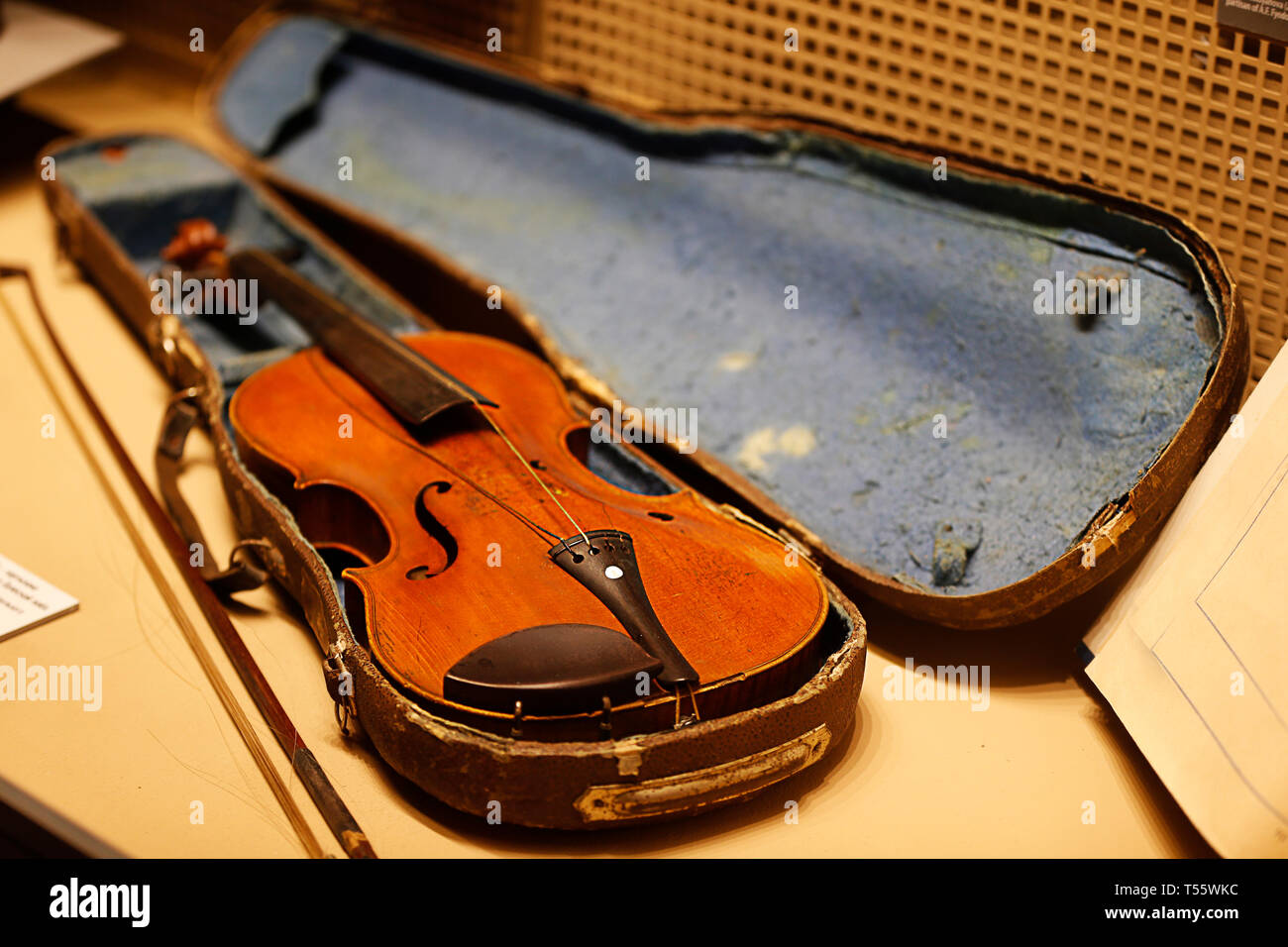 Violin bag hi-res stock photography and images - Alamy