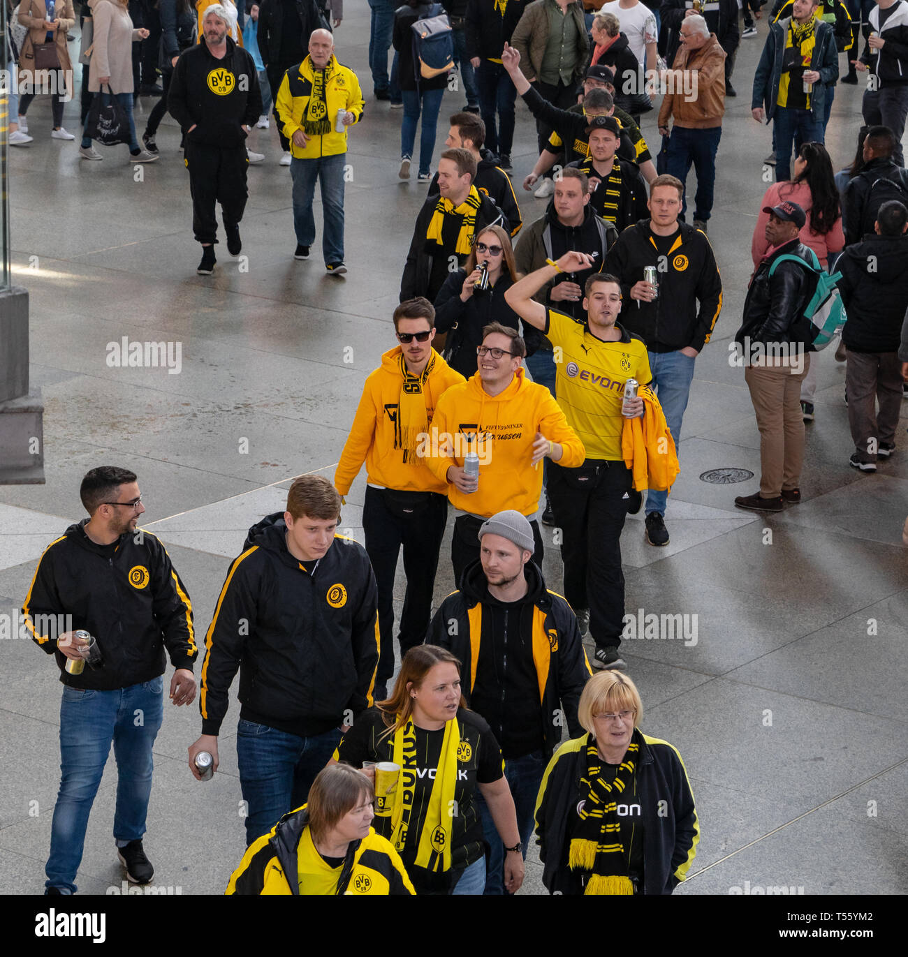 Soccer crowd fcb hi-res stock photography and images - Alamy