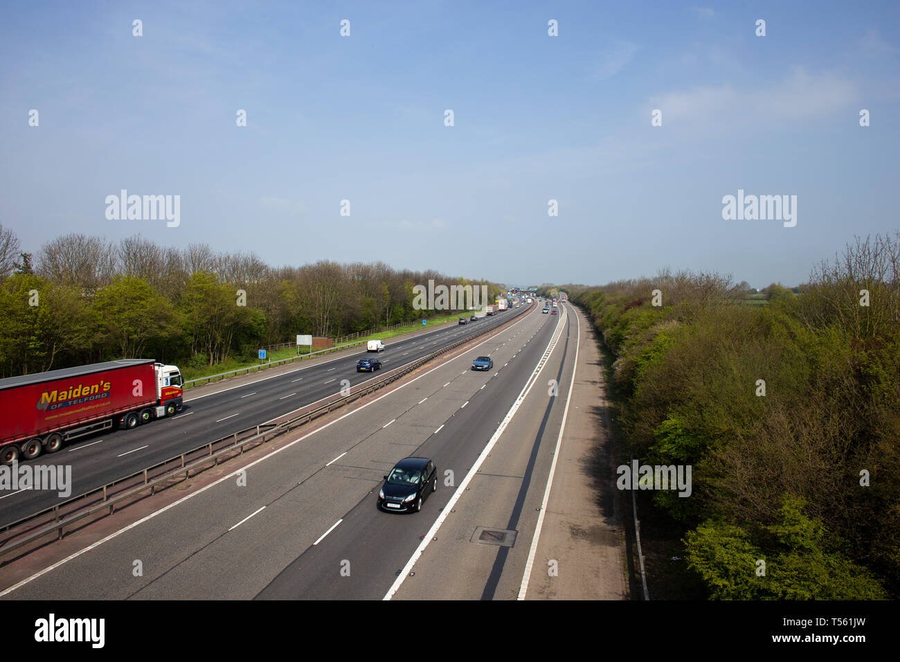 Traffic travelling on the M40 motorway near Banbury, Oxfordshire ...