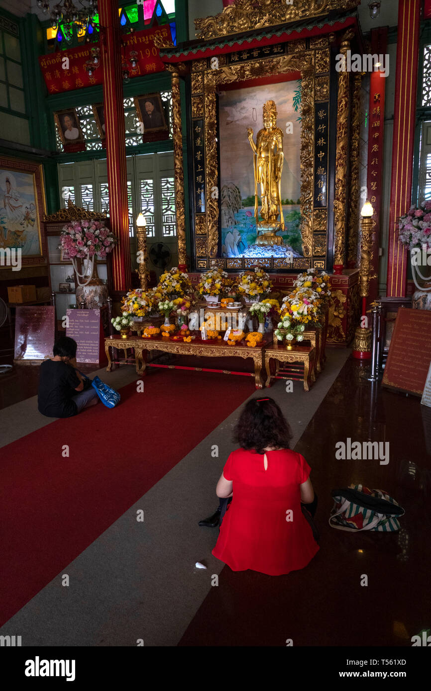 Thailand, Bangkok, Chinatown, Thanon Yaowarat, Kuan Yim Shrine, worshippers, kneeling at 900 ...