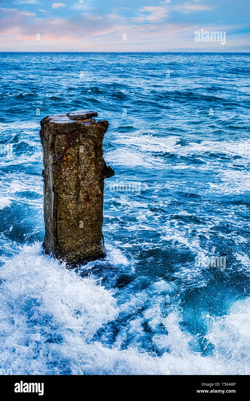 Wave hitting pillar hi-res stock photography and images - Alamy