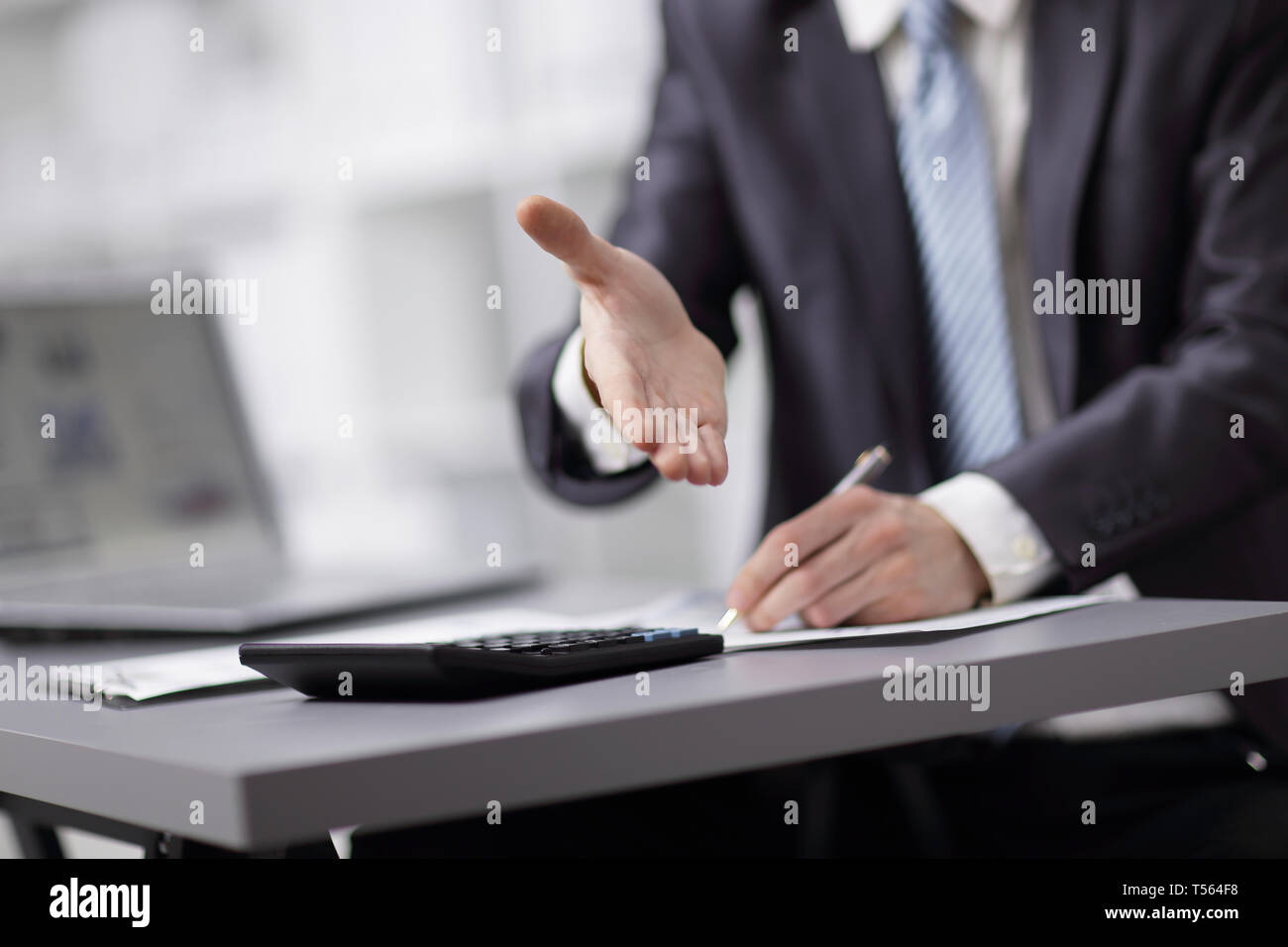 Extending hand of friendship hi-res stock photography and images - Alamy