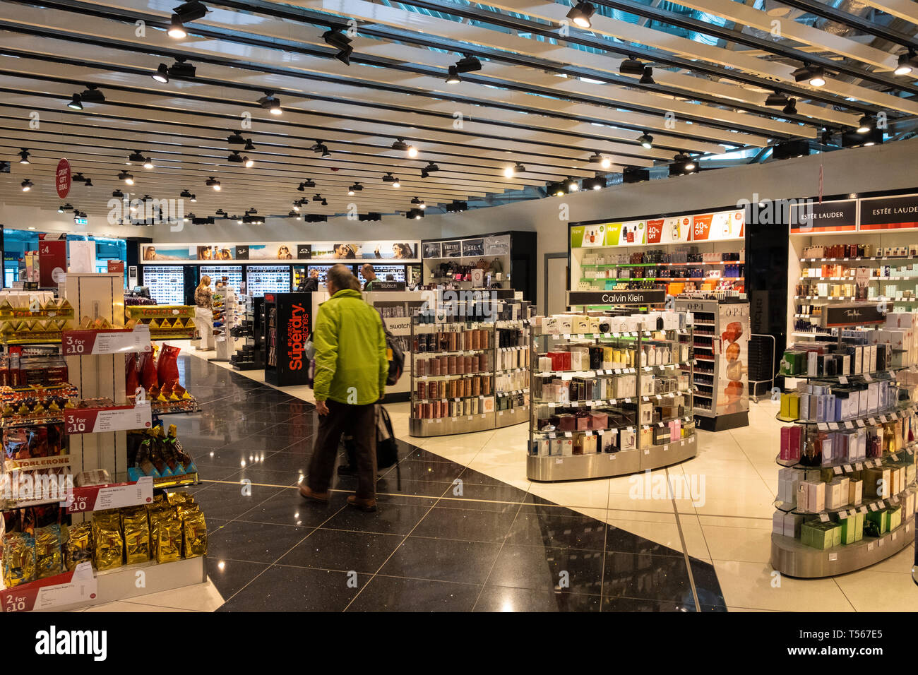 Airport perfume shop hi-res stock photography and images - Alamy