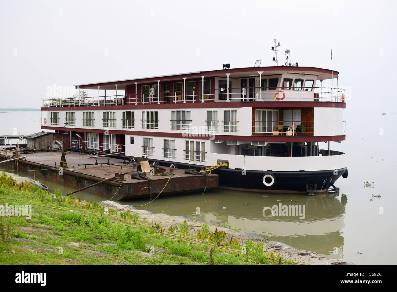 Flat Bottom River Boat Stock Photos & Flat Bottom River Boat Stock ...