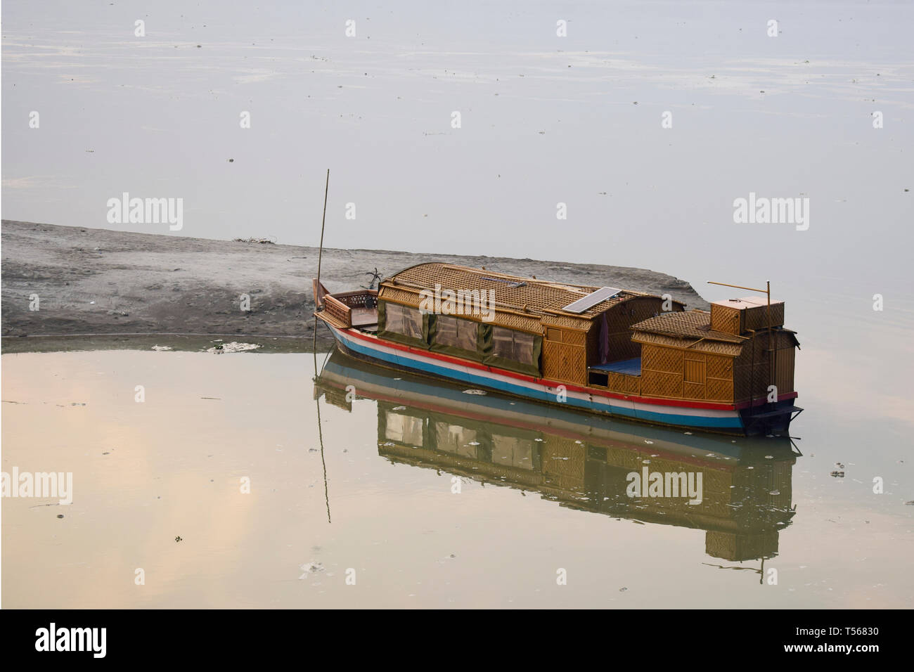 Flat bottom boat hi-res stock photography and images - Alamy