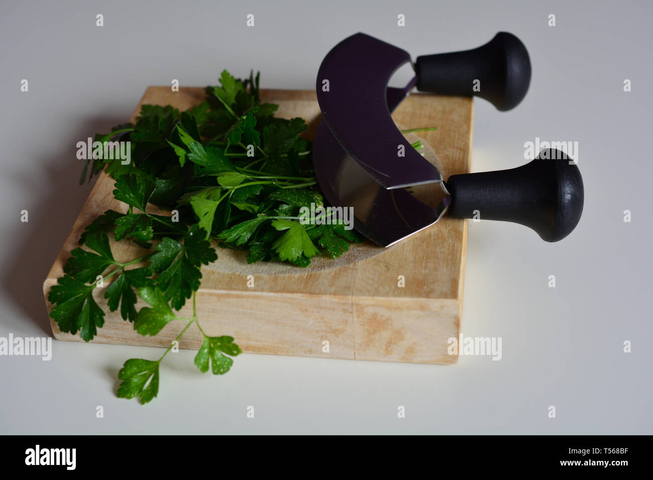 Fresh parsley and chopping utensils Stock Photo - Alamy