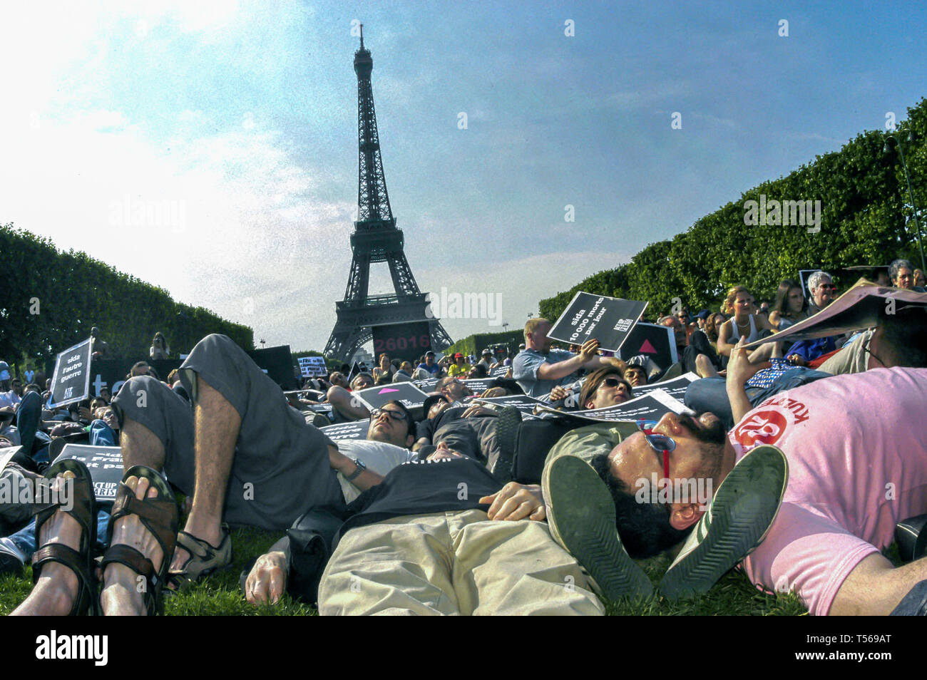 Social fight hi-res stock photography and images - Alamy