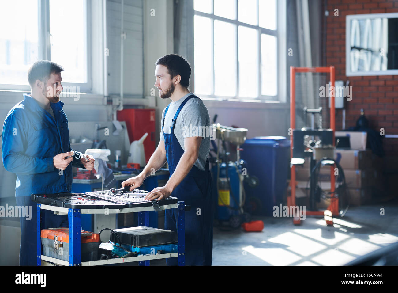 Repair service center hi-res stock photography and images - Alamy