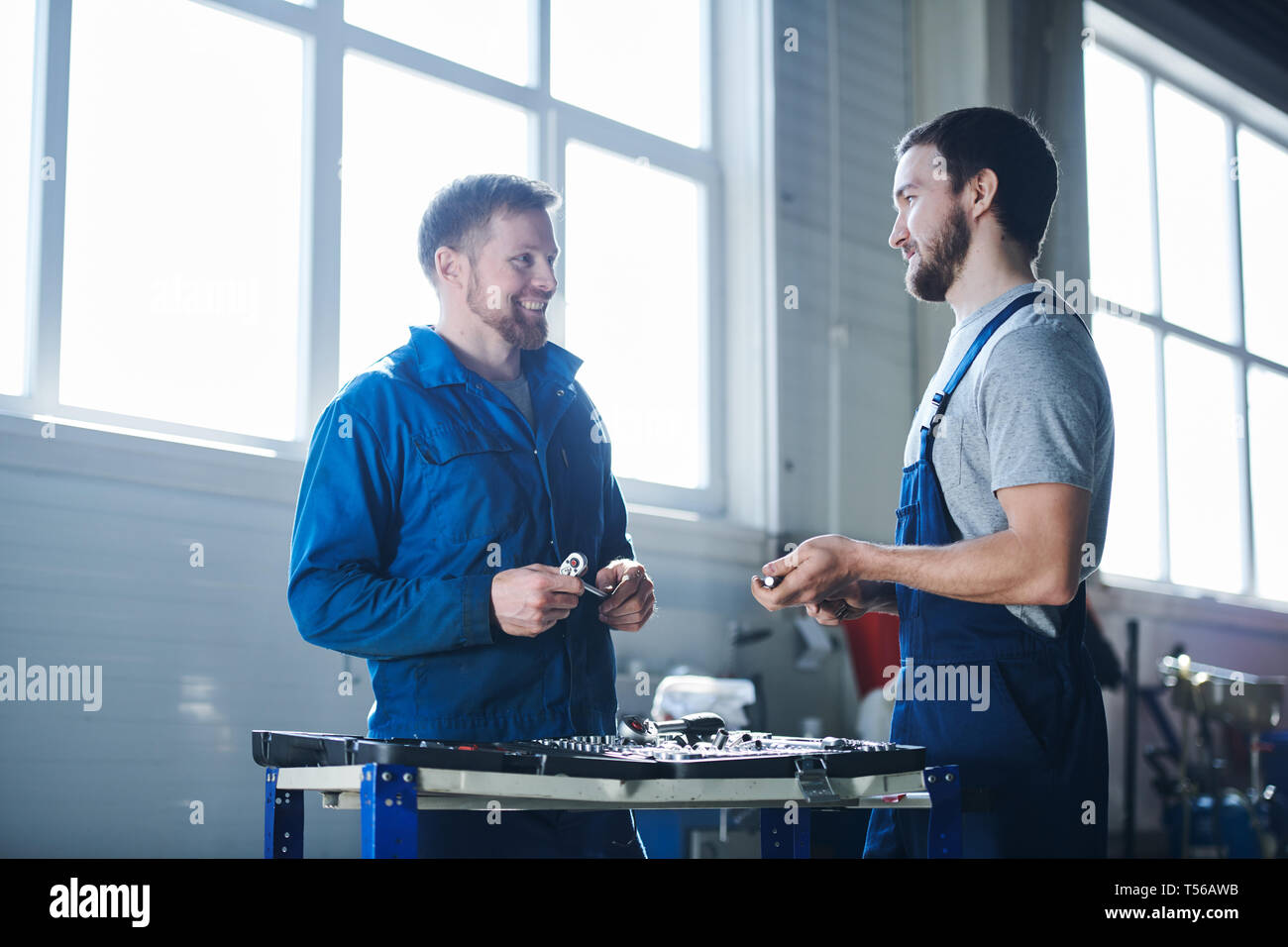 Repairmen hi-res stock photography and images - Alamy