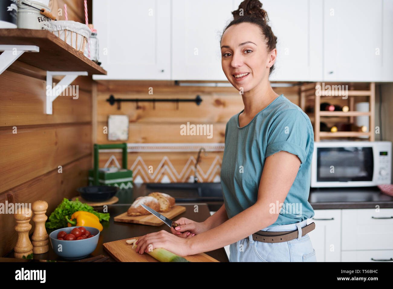 Kitchen woman housewife hi-res stock photography and images - Alamy