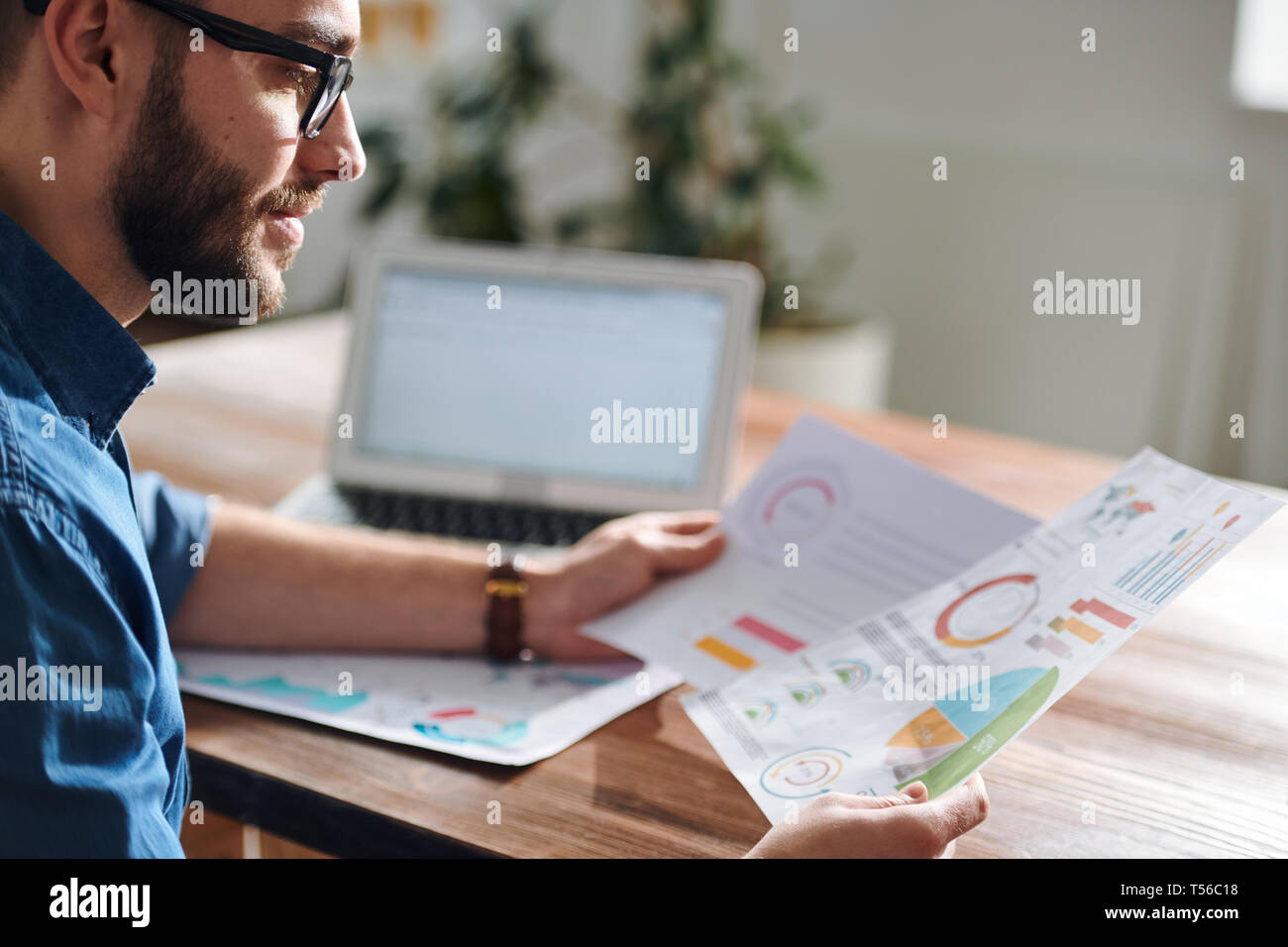 Work of economist Stock Photo - Alamy
