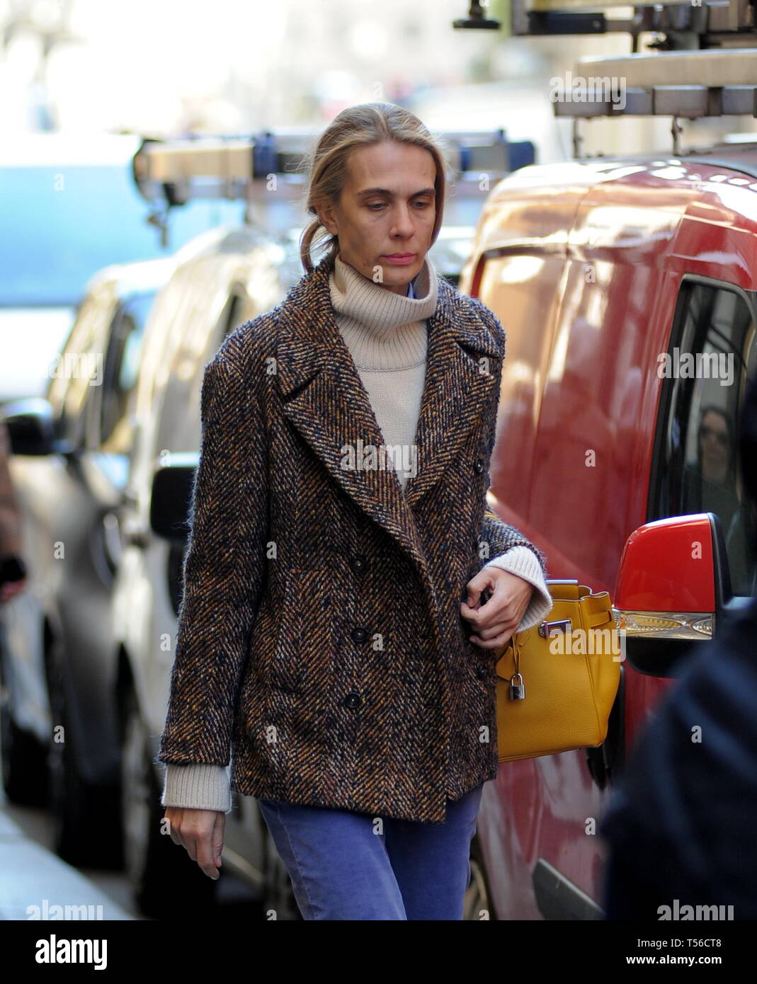 Lavinia Borromeo goes for a walk at lunchtime on Via Montenapoleone ...