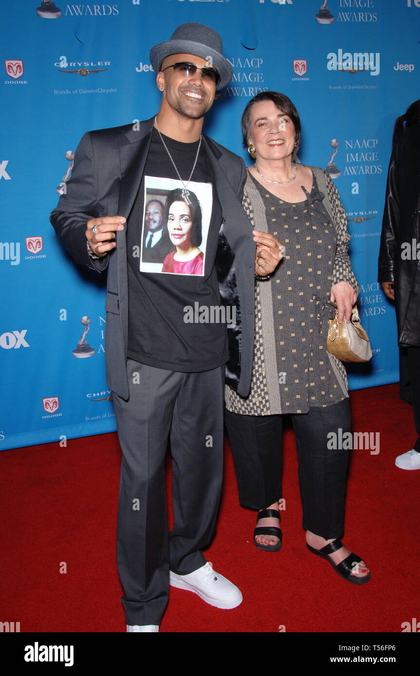 LOS ANGELES, CA. February 25, 2006: SHEMAR MOORE & mother at the 37th ...