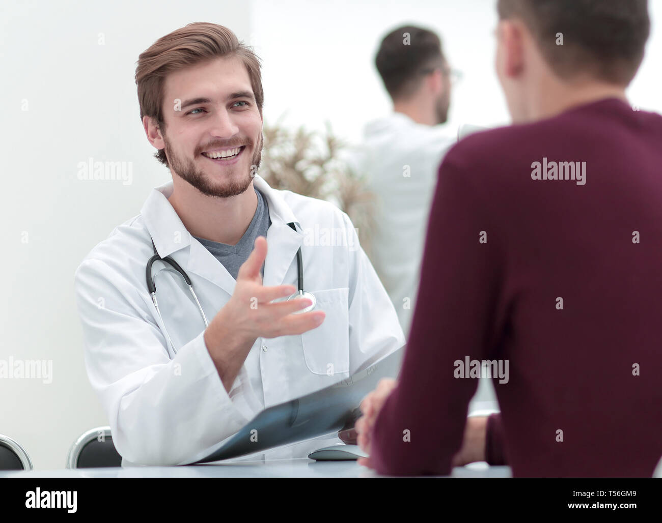 Team doctors working discuss medical hi-res stock photography and ...