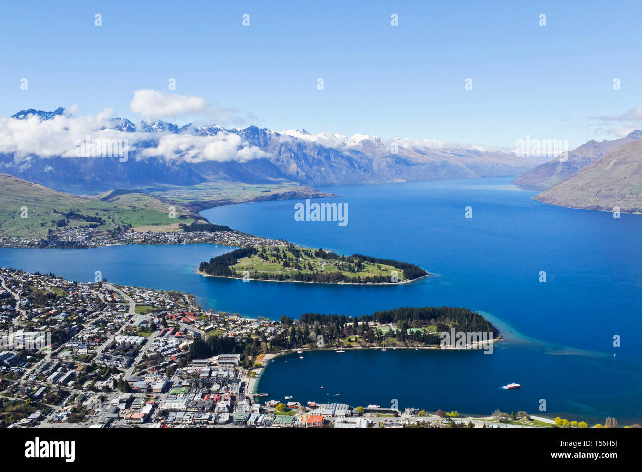 View of Queenstown, Lake Wakatipu and The Remarkables, Central Otago ...