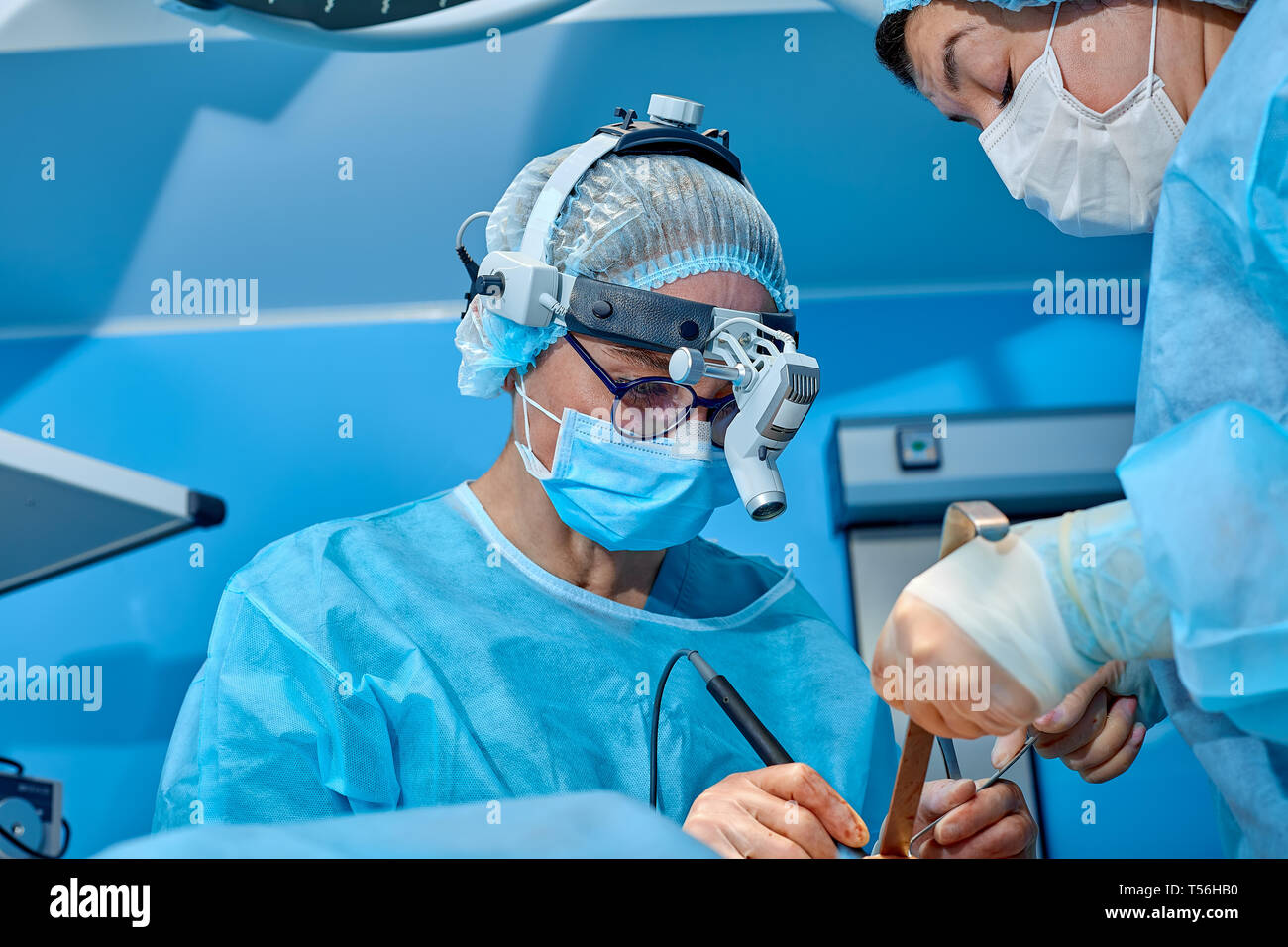 Surgeons performing surgery hi-res stock photography and images - Alamy