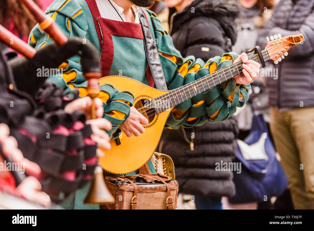 Medieval troubadour playing an antique guitar Stock Photo - Alamy
