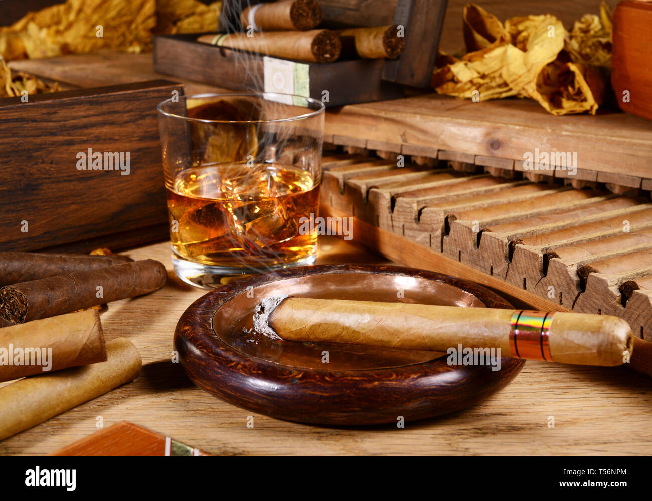 Whisky and cigars hi-res stock photography and images - Alamy