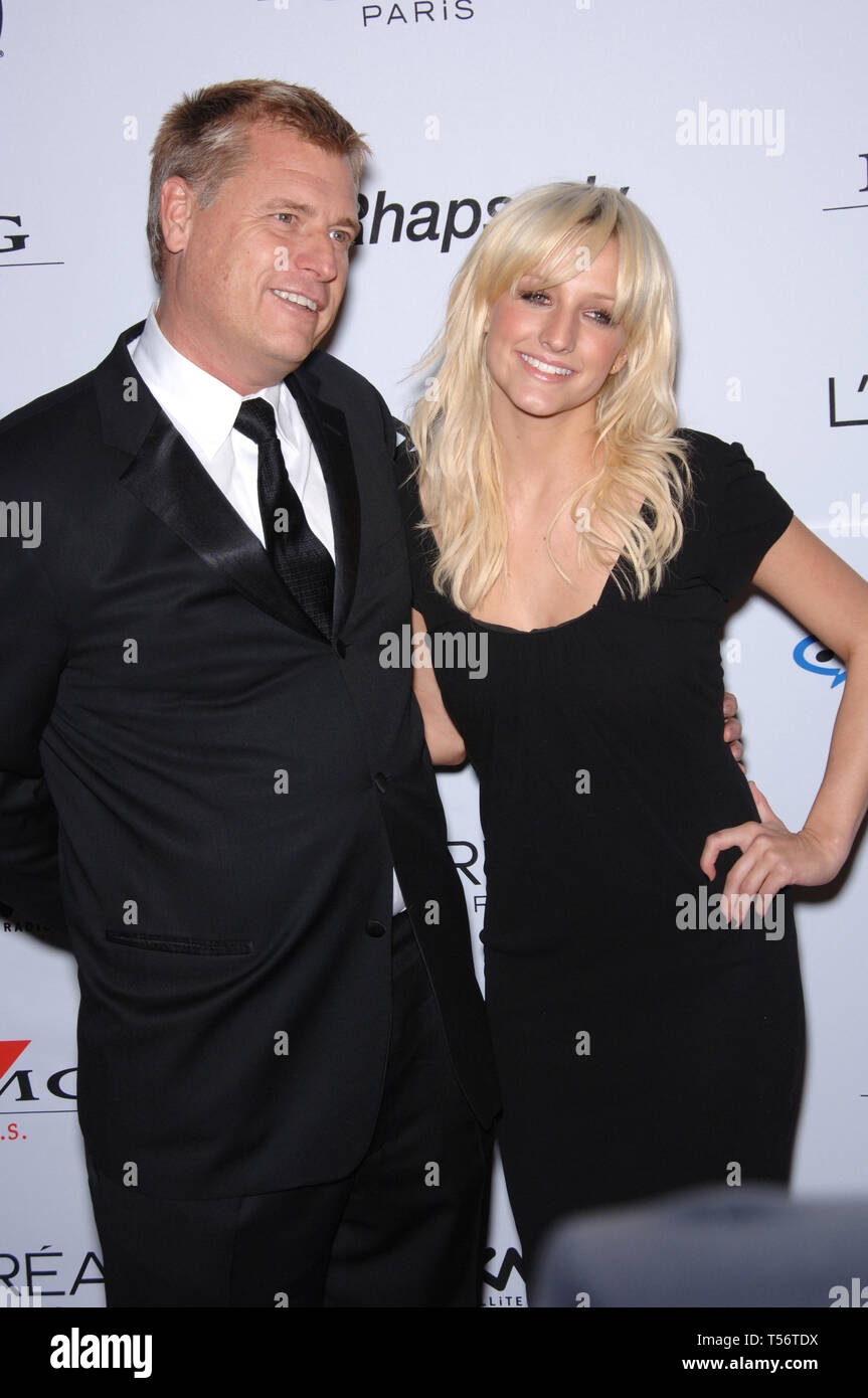 LOS ANGELES, CA. February 07, 2006: Pop star ASHLEE SIMPSON & father ...