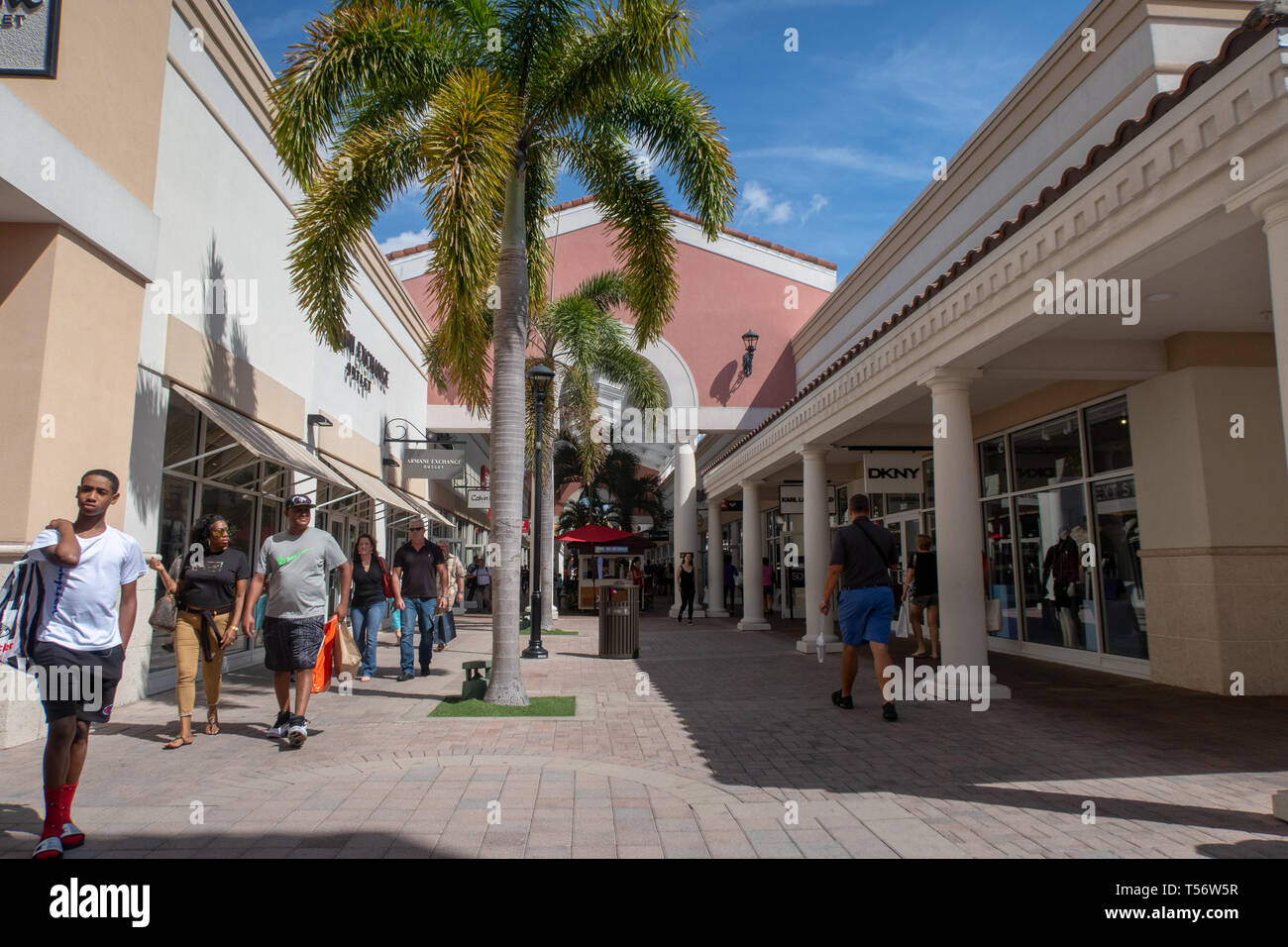 Vineland premium outlets hi-res stock photography and images - Alamy