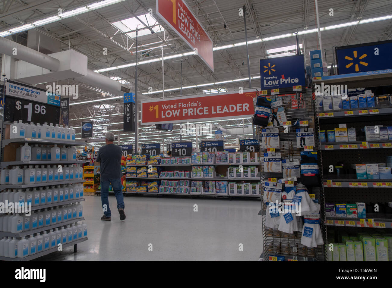 Inside walmart supermarket hi-res stock photography and images - Alamy
