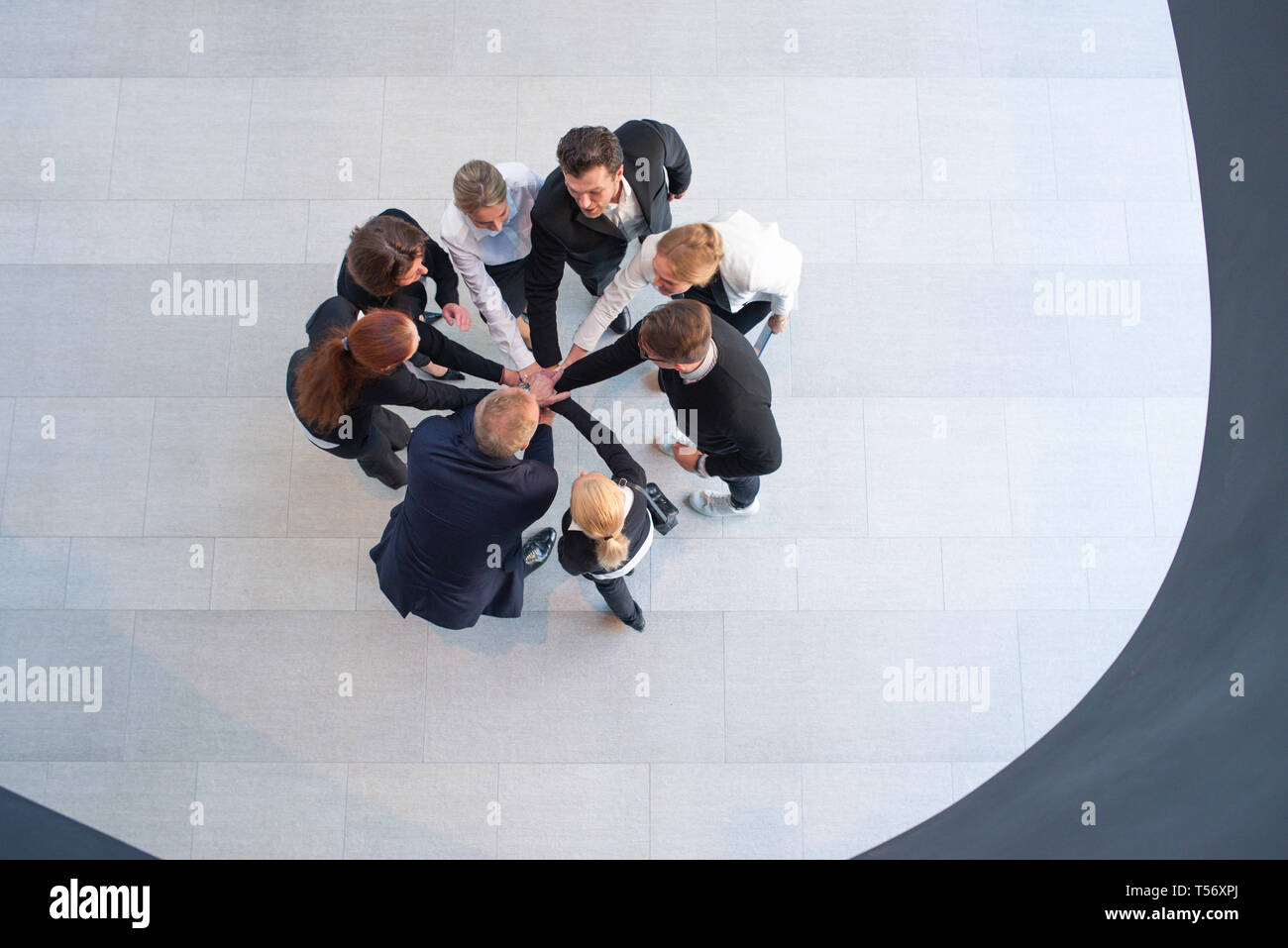Business team huddle hi-res stock photography and images - Alamy