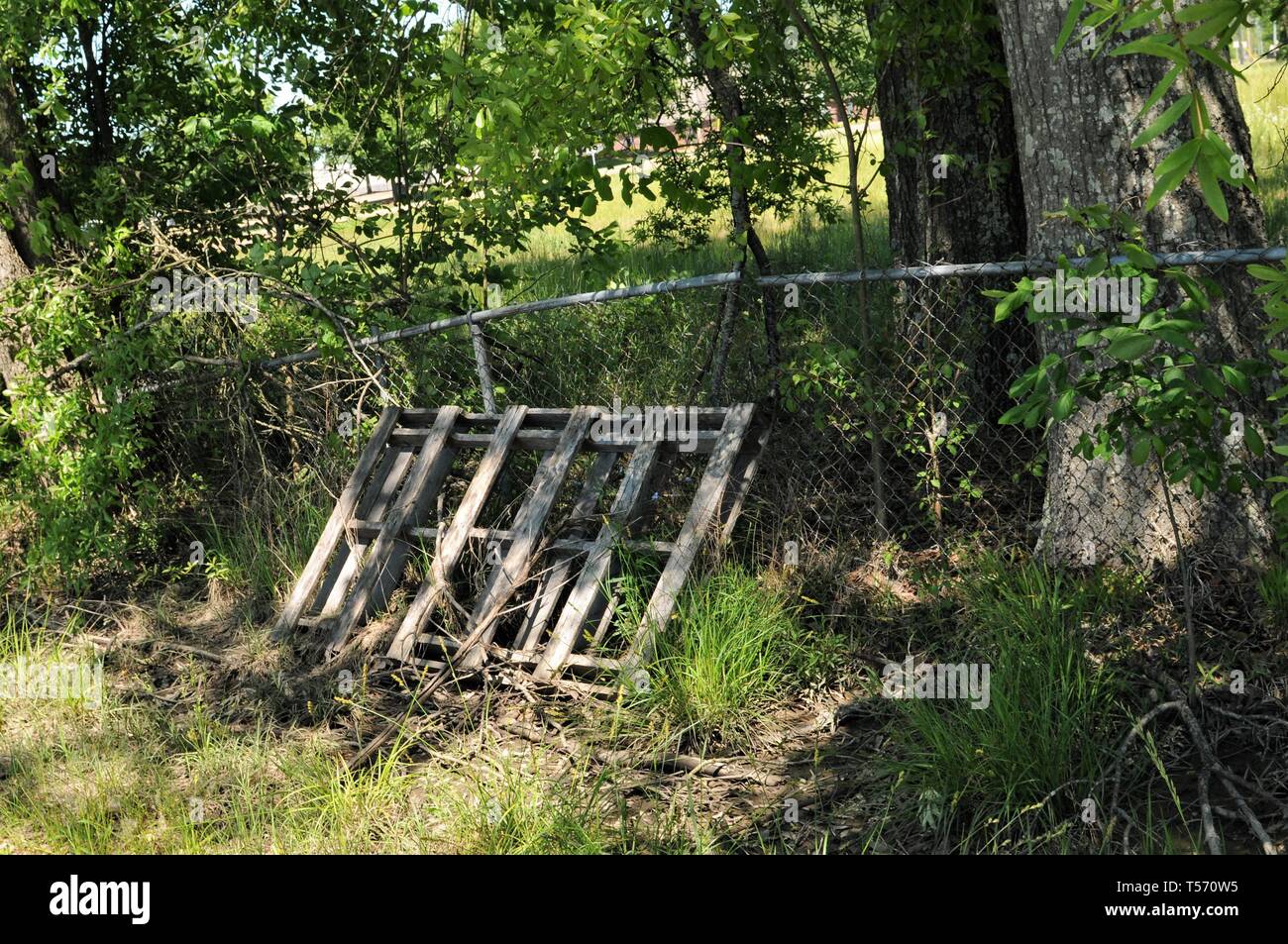 Broken chain link fence hi-res stock photography and images - Alamy