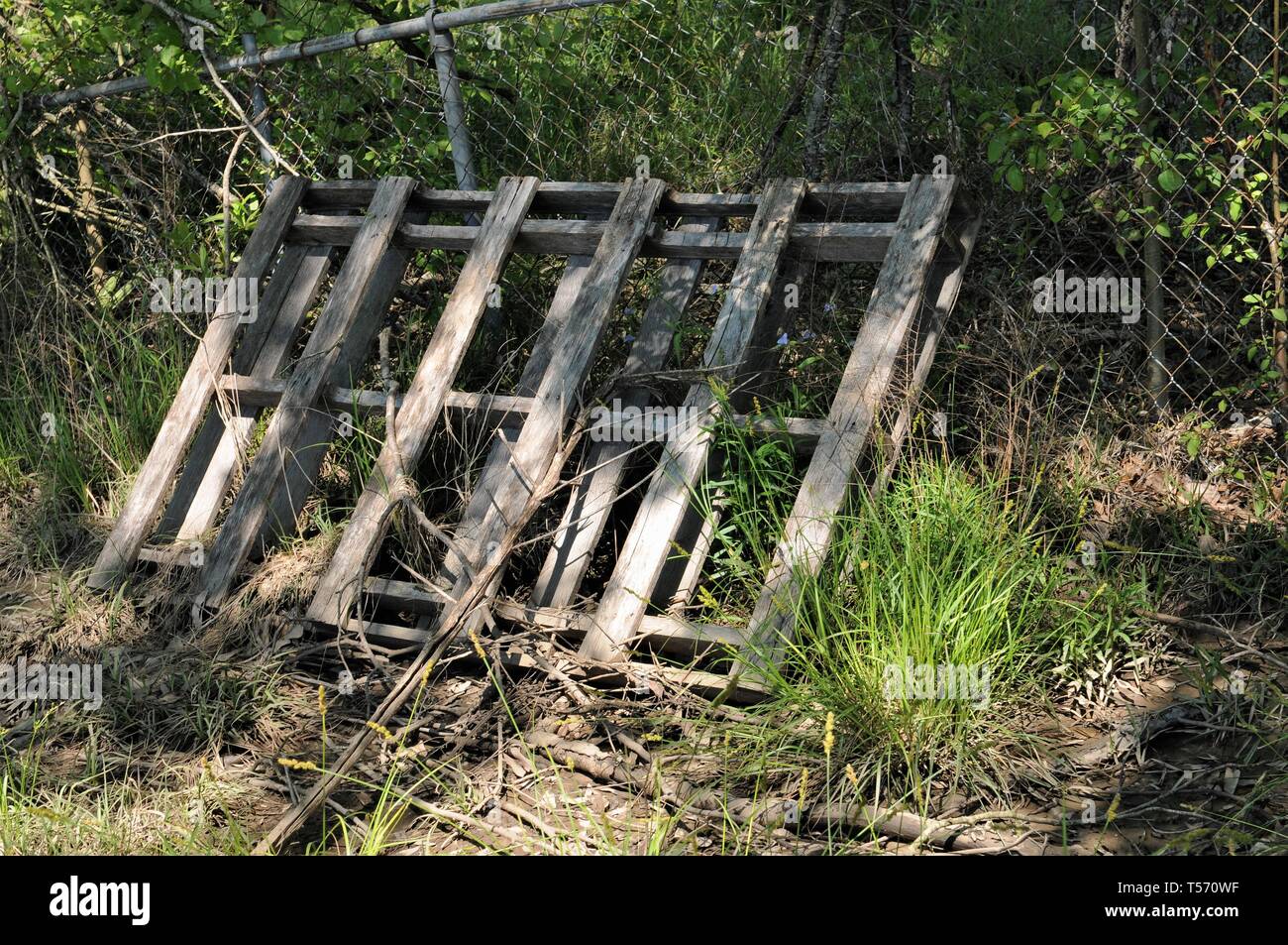 Broken chain link fence hi-res stock photography and images - Alamy