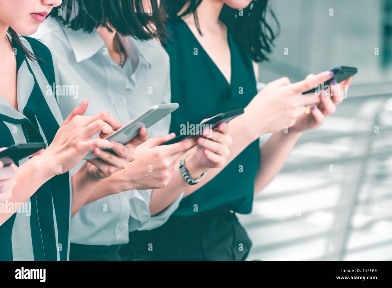 Everyone on phone hi-res stock photography and images - Alamy