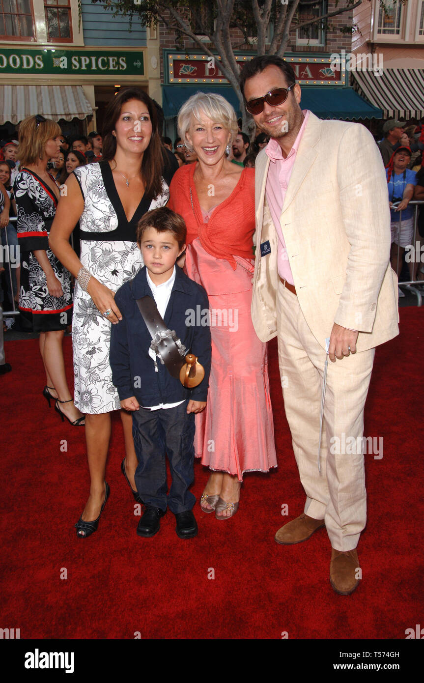 LOS ANGELES, CA. June 25, 2006: Actress HELEN MIRREN with nephew SIMON MIRREN, his wife LOUISE ...