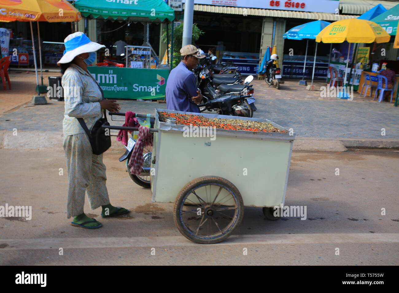hawker in phnom penh sell food by cart Stock Photo - Alamy